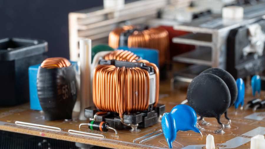 Zasilacz transformatorowy a zasilacz impulsowy | elektrotechnik AUTOMATYK