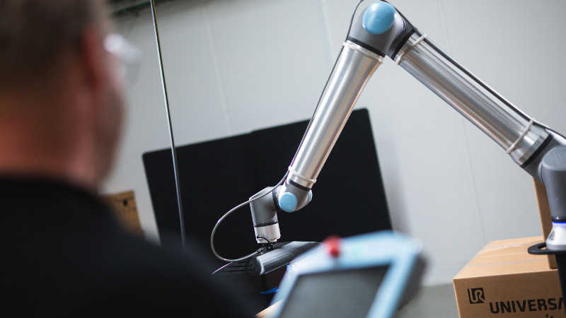 Universal Robots będzie miał cobota o udźwigu 20 kg | elektrotechnik ...